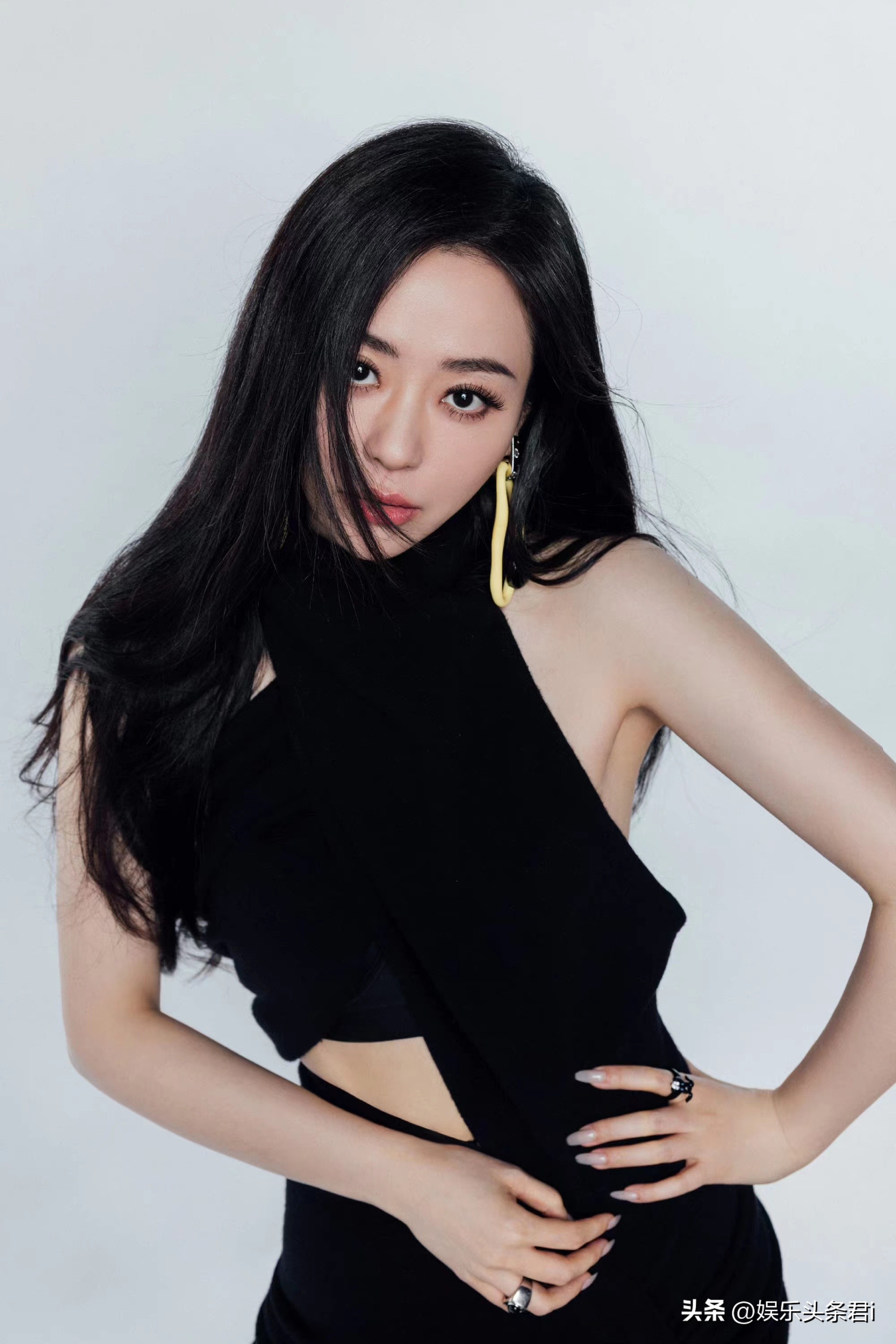 Zhang Jingying and Wang Sulong sang a sweet duet with their waists hugged, Xue Kaiqi blushed and ...