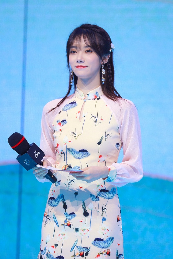 LPL beauties wear cheongsam, Yu Shuang is amazing, Rita relies on her ...
