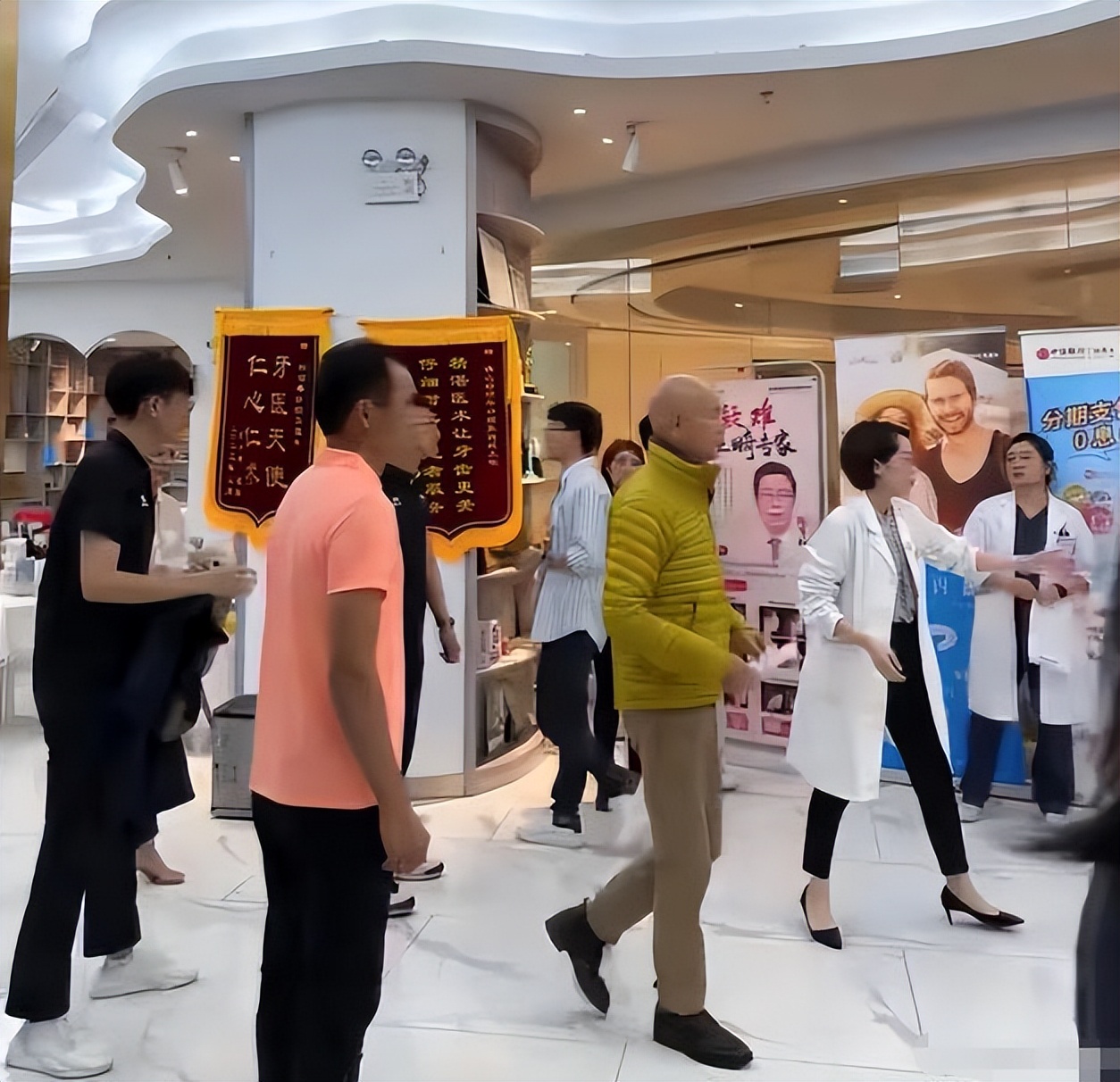 76-year-old Luo Jiaying appeared in a mainland hospital, wearing a down ...