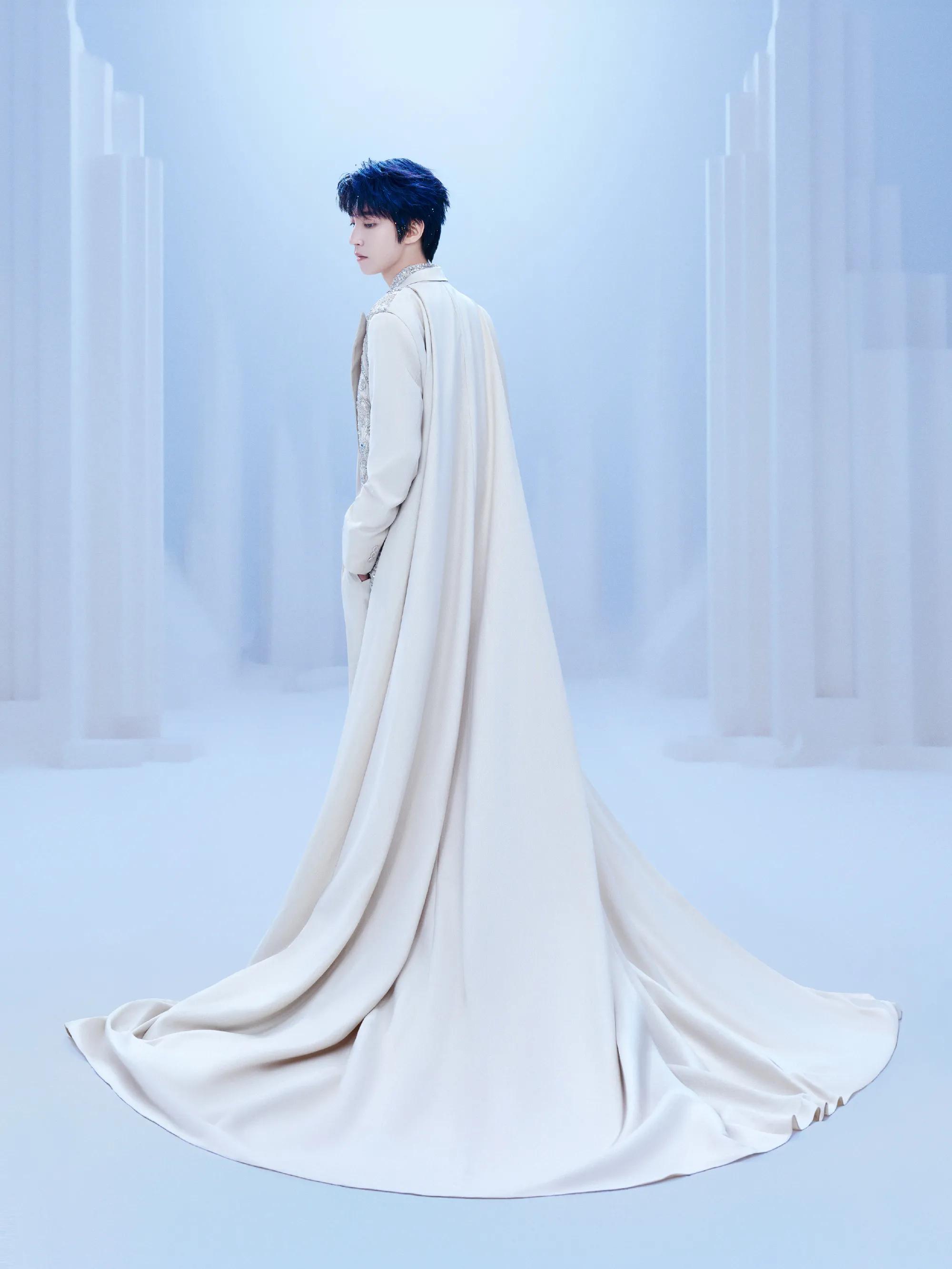 Wang Junkai's new song "Looking Back" was released, expressing his youthful memories ...