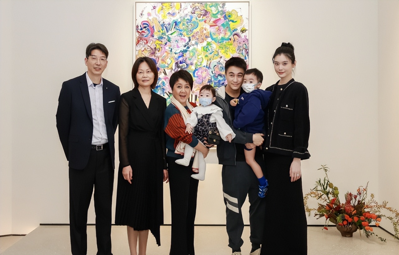 Xi Mengyao and He Youjun's family portrait was exposed, the elders of ...