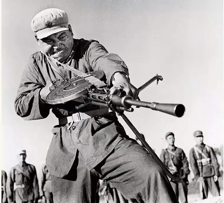 Mao Zedong went to the training ground and boxed the portrait of Chiang ...