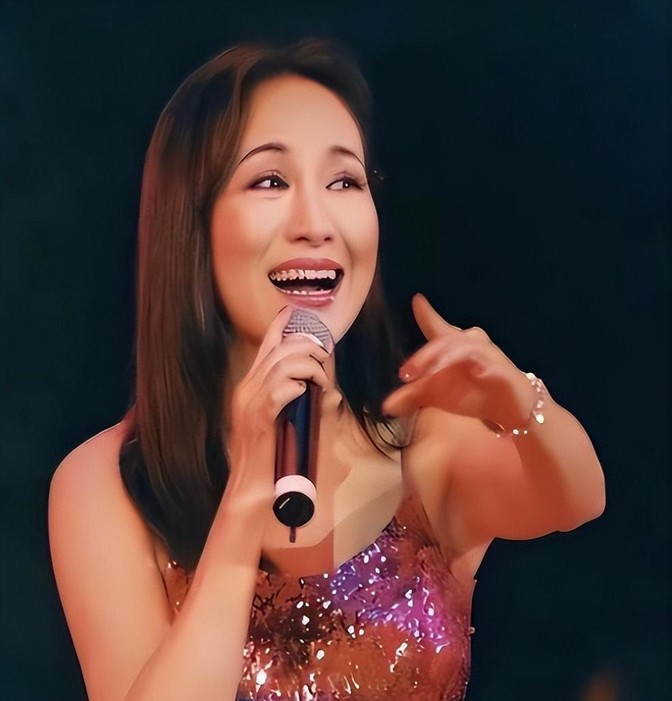 The former Spring Festival Gala goddess, now reduced to singing on the streets 41 years later ...