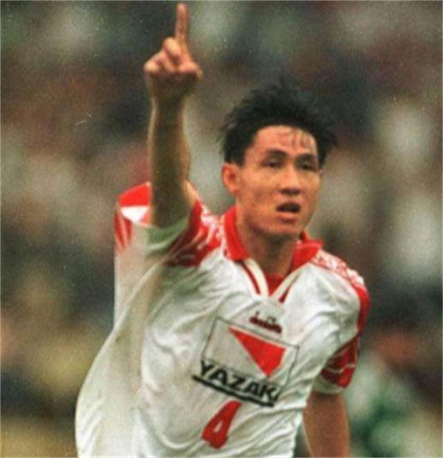 The current situation of former international Li Bing and singer Gan ...