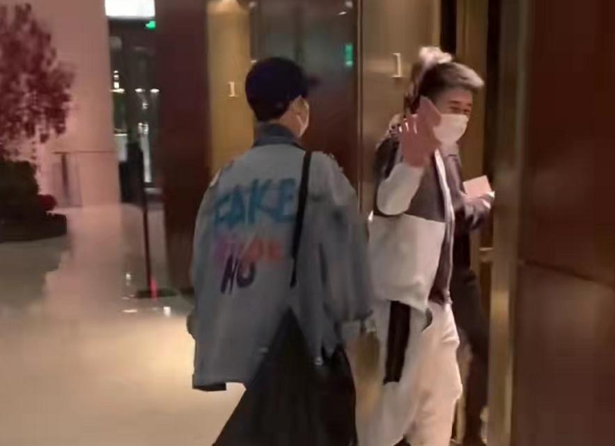 He Youjun moved to Shanghai for Xi Mengyao!The two walked on the street ...