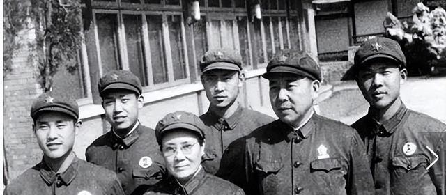 After liberation, General Lin took a photo with his four top generals ...