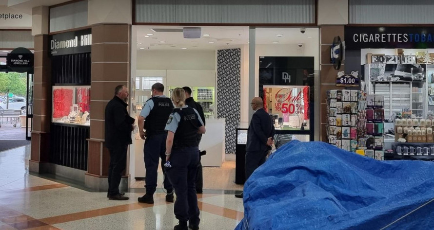 Gunshots rang out in Sydney shopping mall!Man ransacks jewelry store at ...