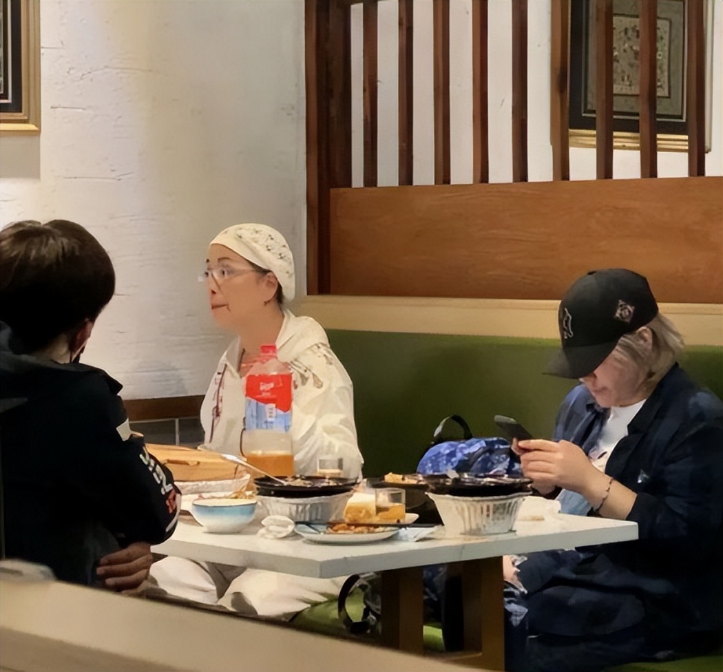 Ruhua and Sister Shiliu are both clowns who have worked with Zhou ...