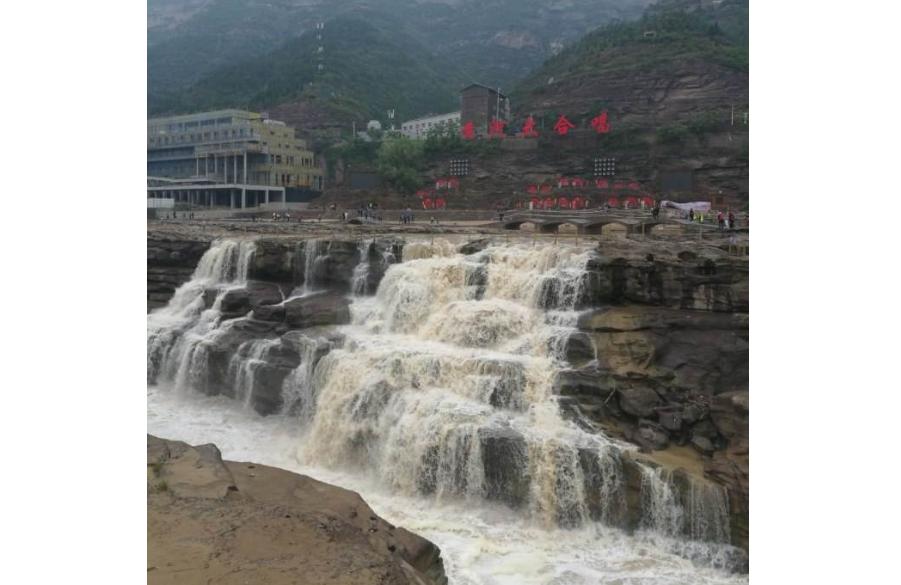 The largest yellow waterfall in the world, people feel the surging ...