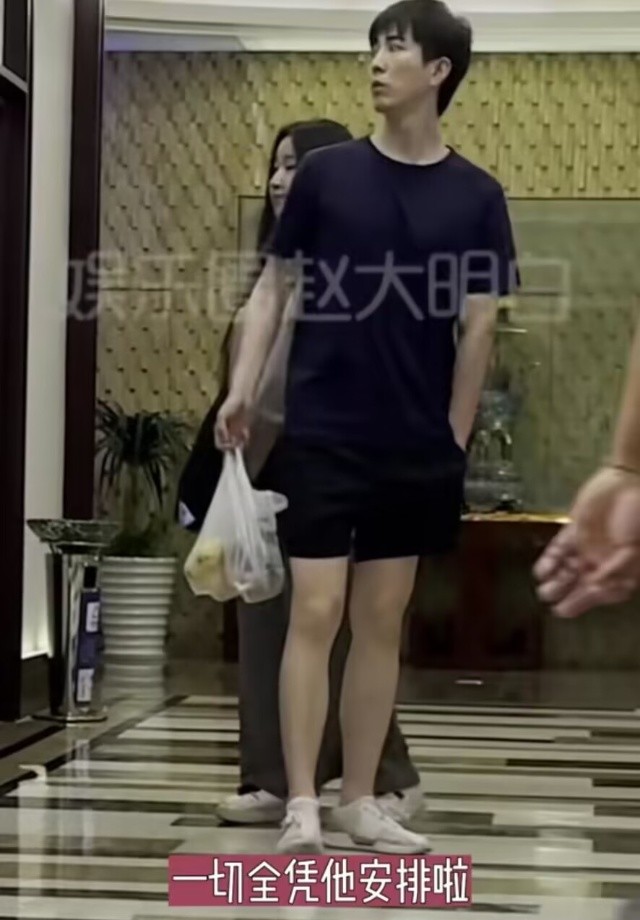 Emotionally stable! Li Chuan held hands with his girlfriend to buy bananas and went back to the ...