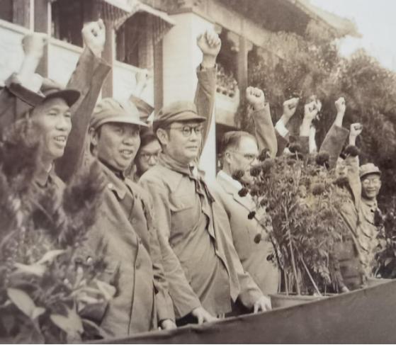 In 1950, Chen Guang was trapped by Li Zuopeng, and he set himself on ...