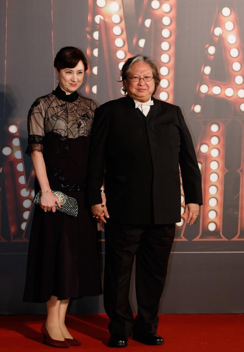 Sammo Hung's wife is elegant and extravagant, with a spliced lace skirt ...