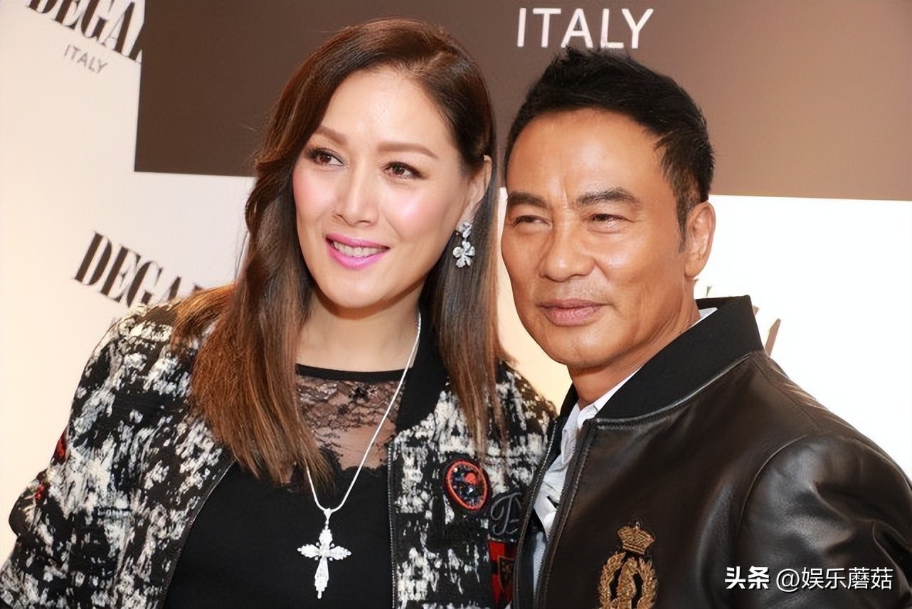 Simon Yam and his wife are in the same frame. The 55-year-old wife looks like a young girl. The ...