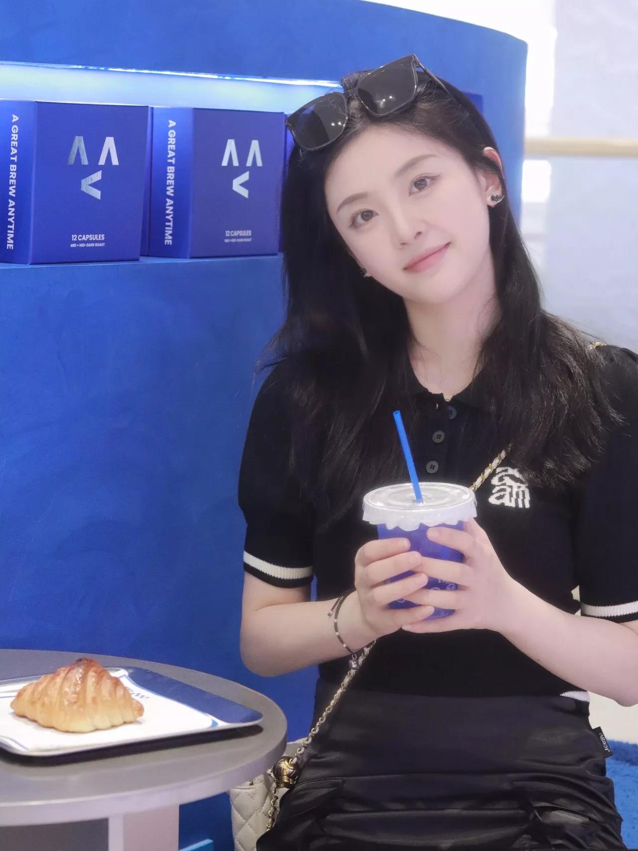 Baby is pretty sweet! Goddess Shen Xinyi - iNEWS