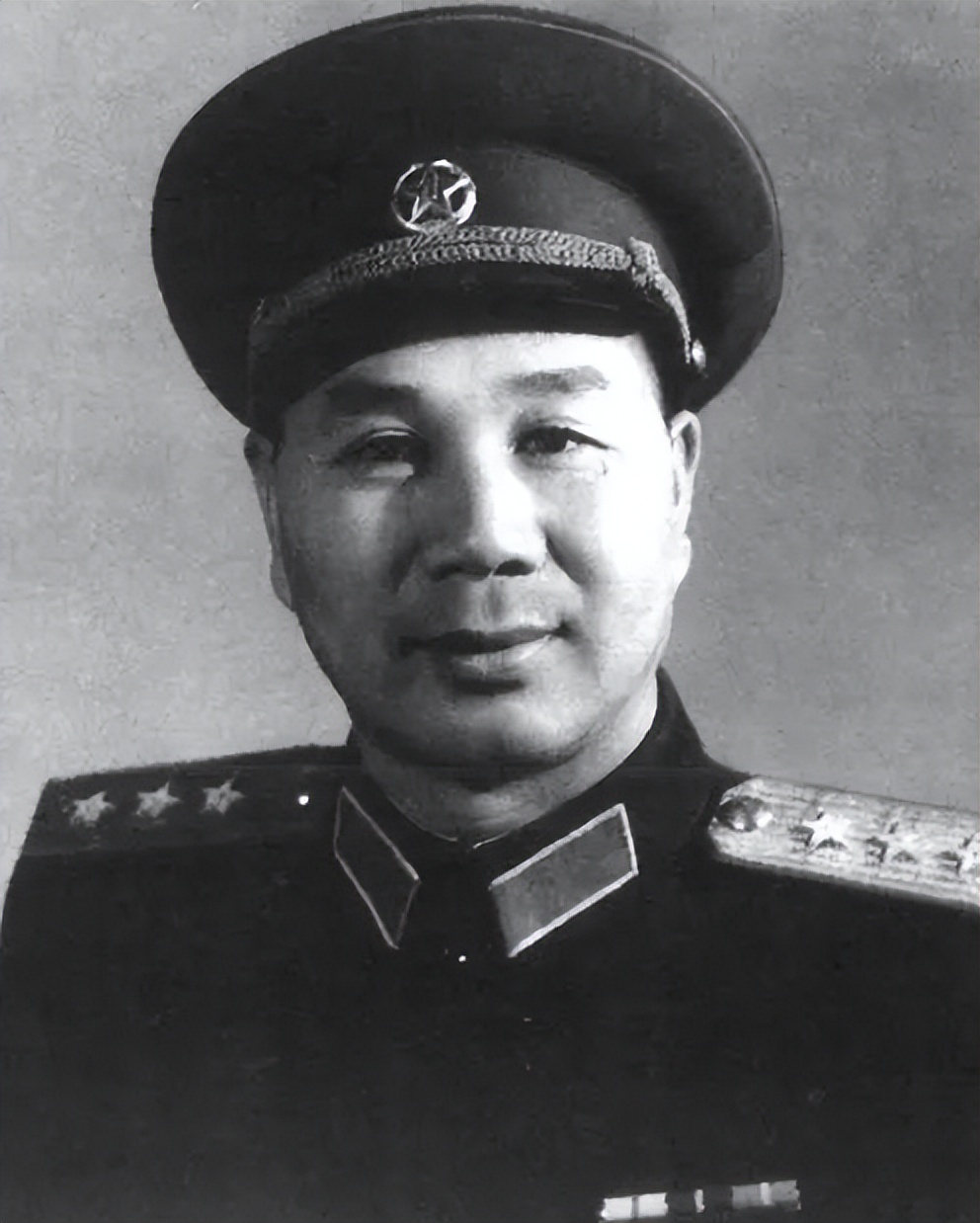 She is China's first female general of the armed police, her father is ...