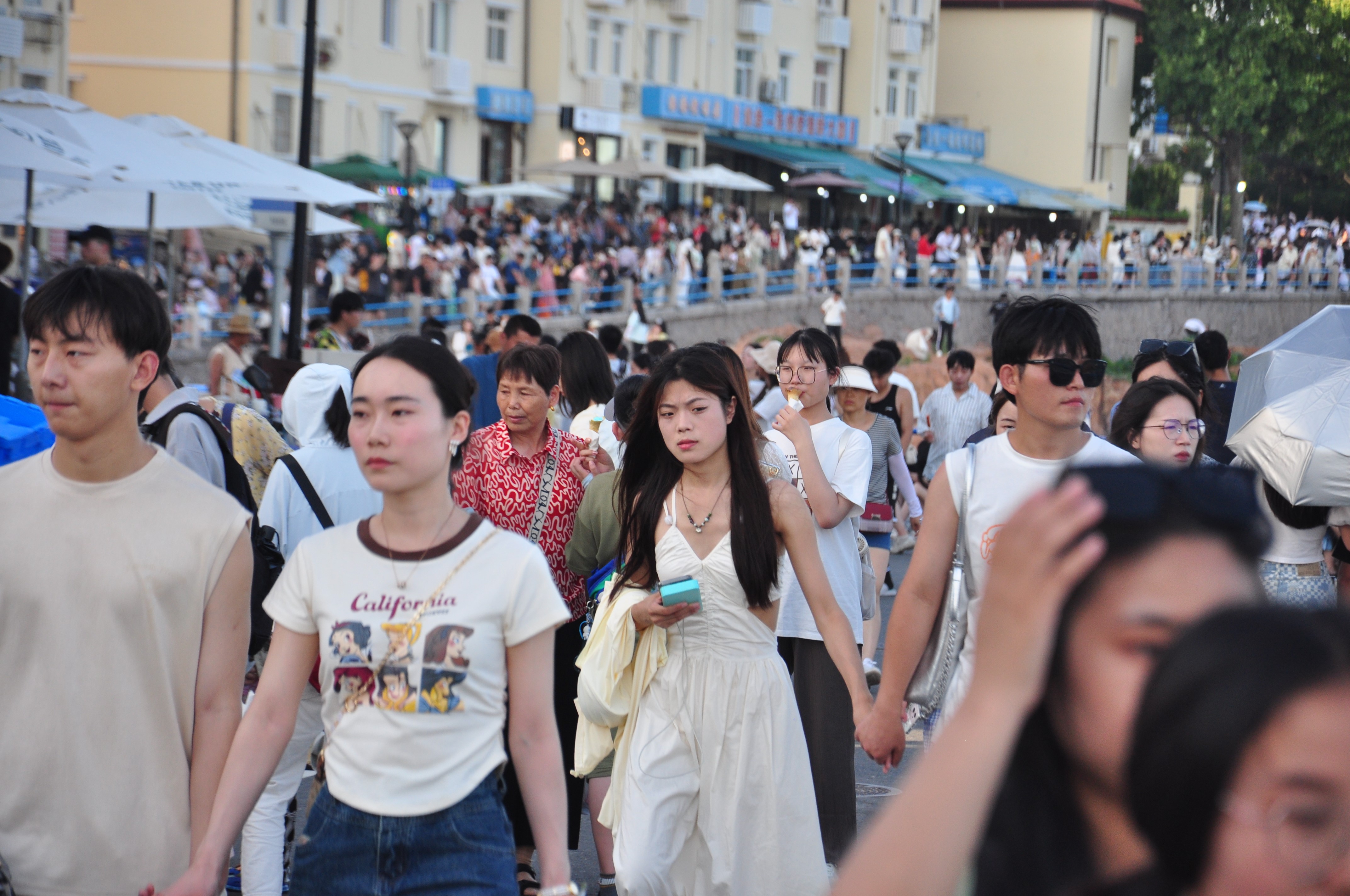 The most beautiful scenery is on the road. No one can resist the ...