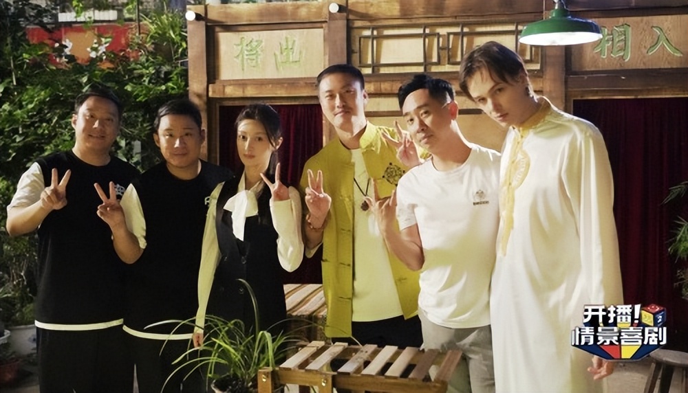 "Sitcom 2" hot shoot Liu Meiqi as interpreter challenges dual ...