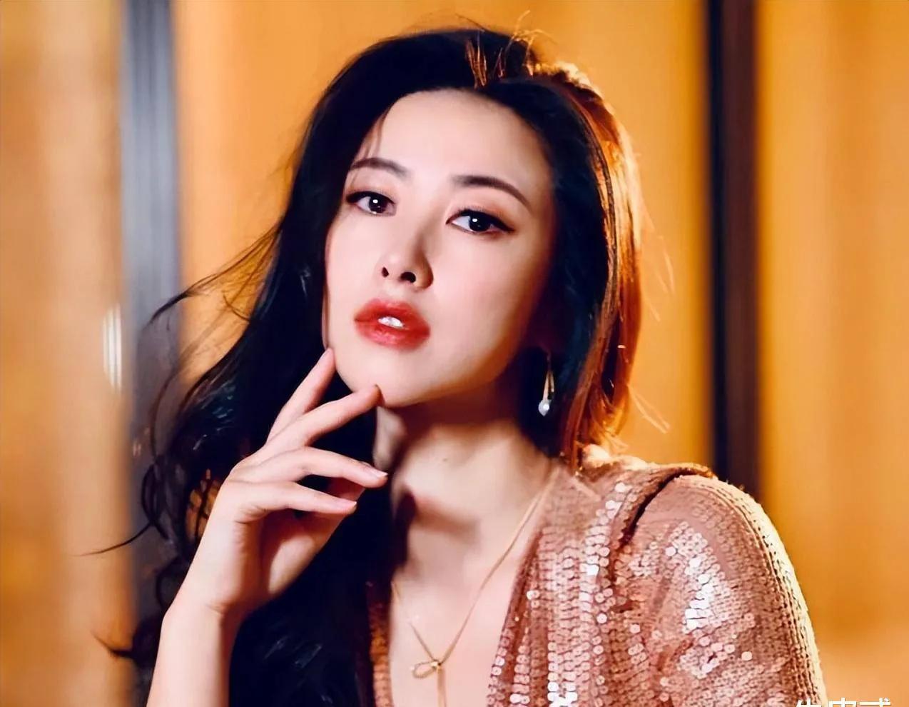 This is the charm of a middle-aged actress, showing her own ...