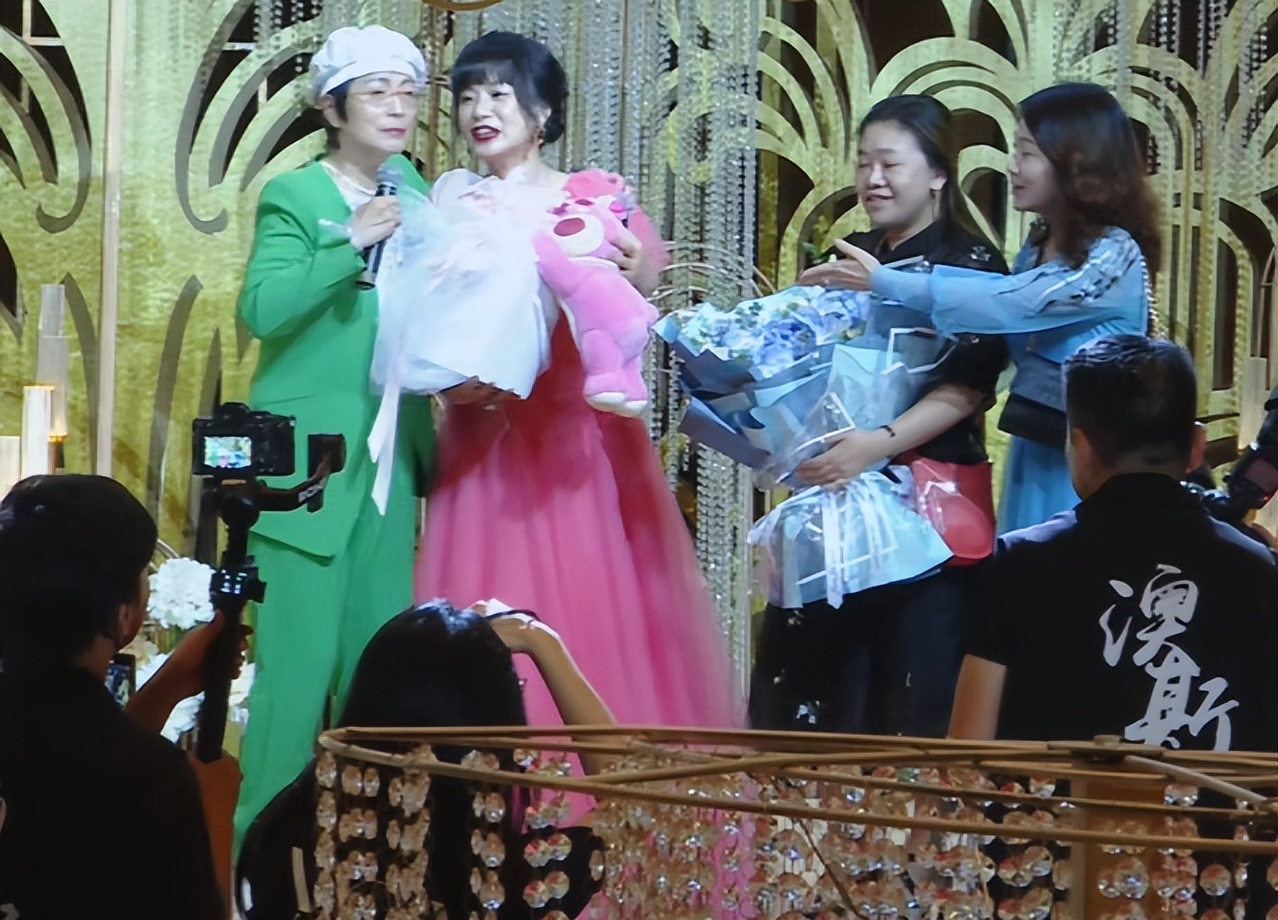 Internet celebrity rich lady Cici holds a family banquet, Aunt Xue and ...