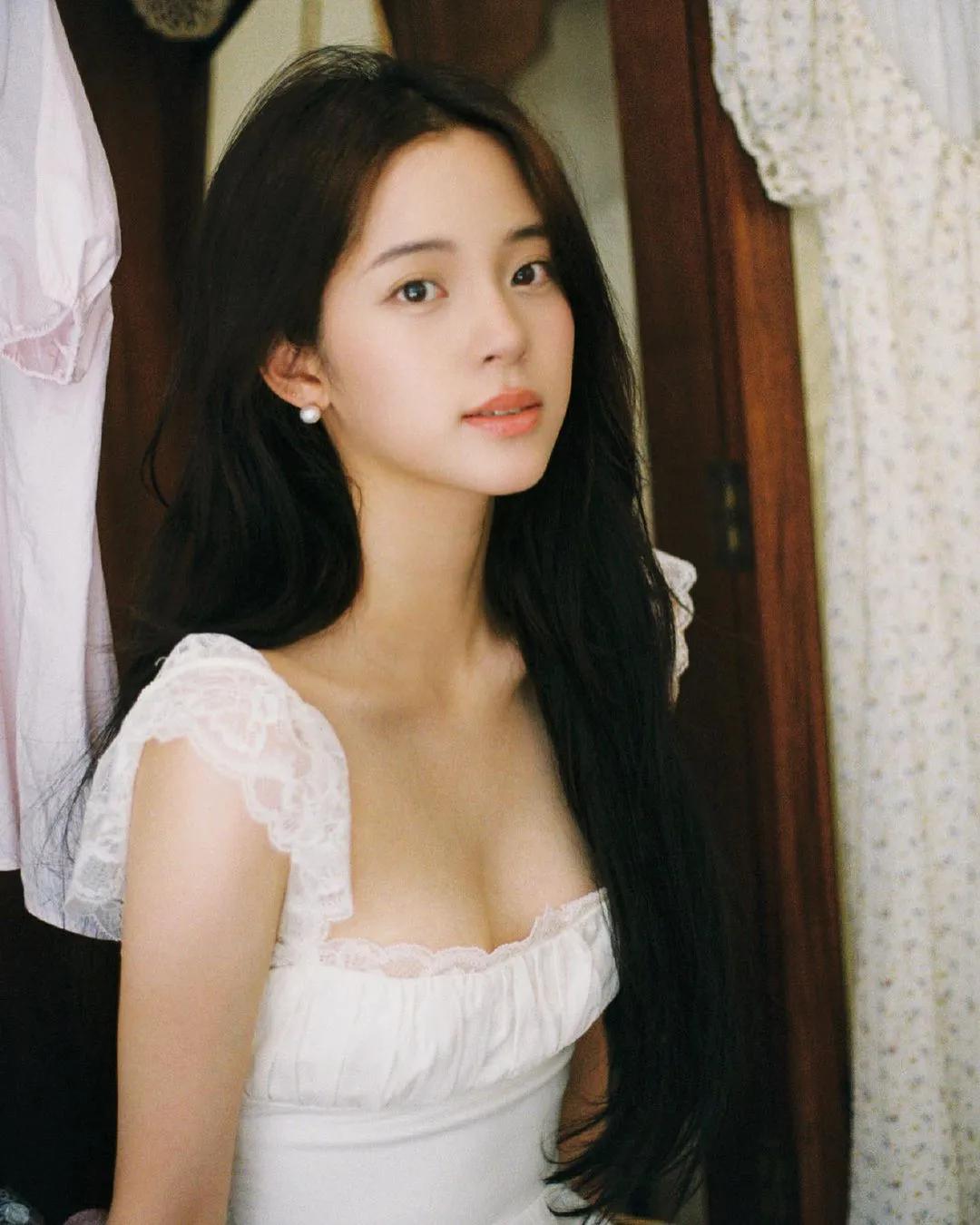 Ouyang Nana's figure is getting better and better, pure and lustful, young and sexy, very ...