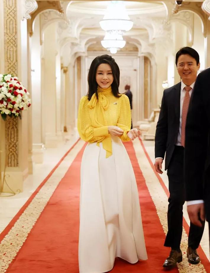 The first lady of South Korea made a big move at the state guest dinner ...