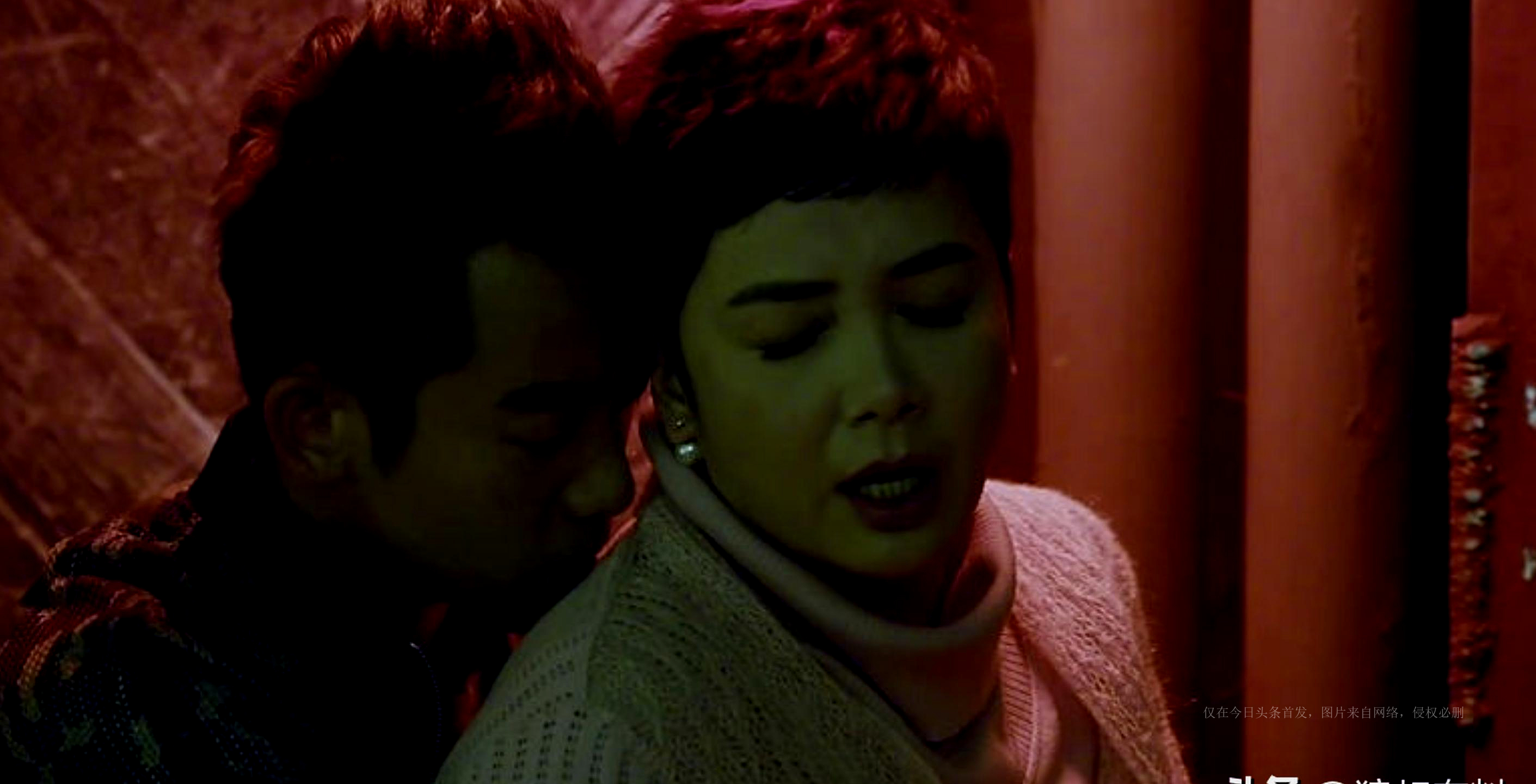 Sticking out tongues, kissing with swollen lips, kissing with noodles ...