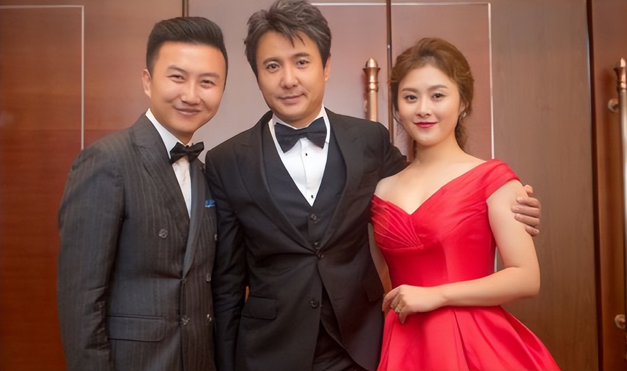 43-year-old Shen Teng and his wife rarely fit together. His wife wears ...
