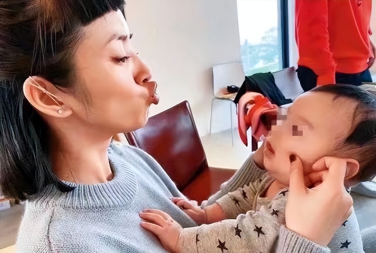 Ariel Lin's 10-month-old daughter's frontal photo is exposed, and her ...