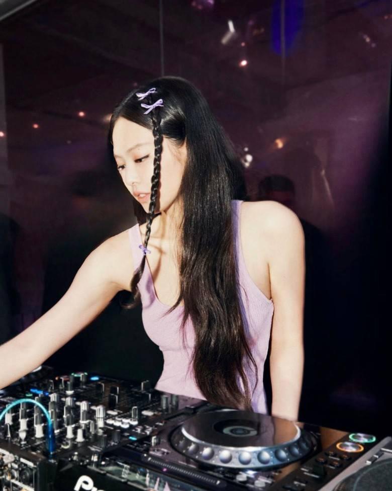 Jennie wears a low-cut purple skirt to show off her perfect figure ...