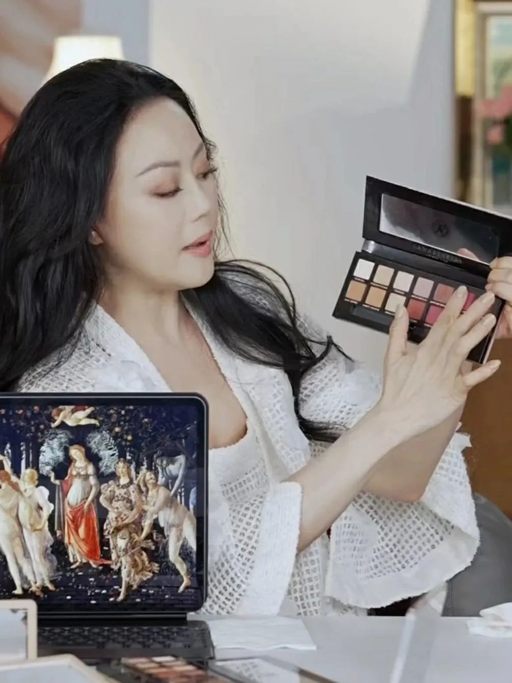 Dong Jie and Zhang Xiaohui live broadcast selling goods, what did they bring to Xiaohongshu? - iNEWS