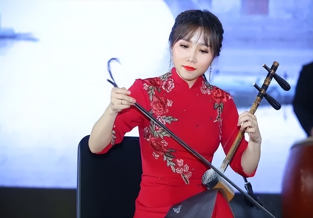 What impact does the erhu have on the entertainment atmosphere when ...