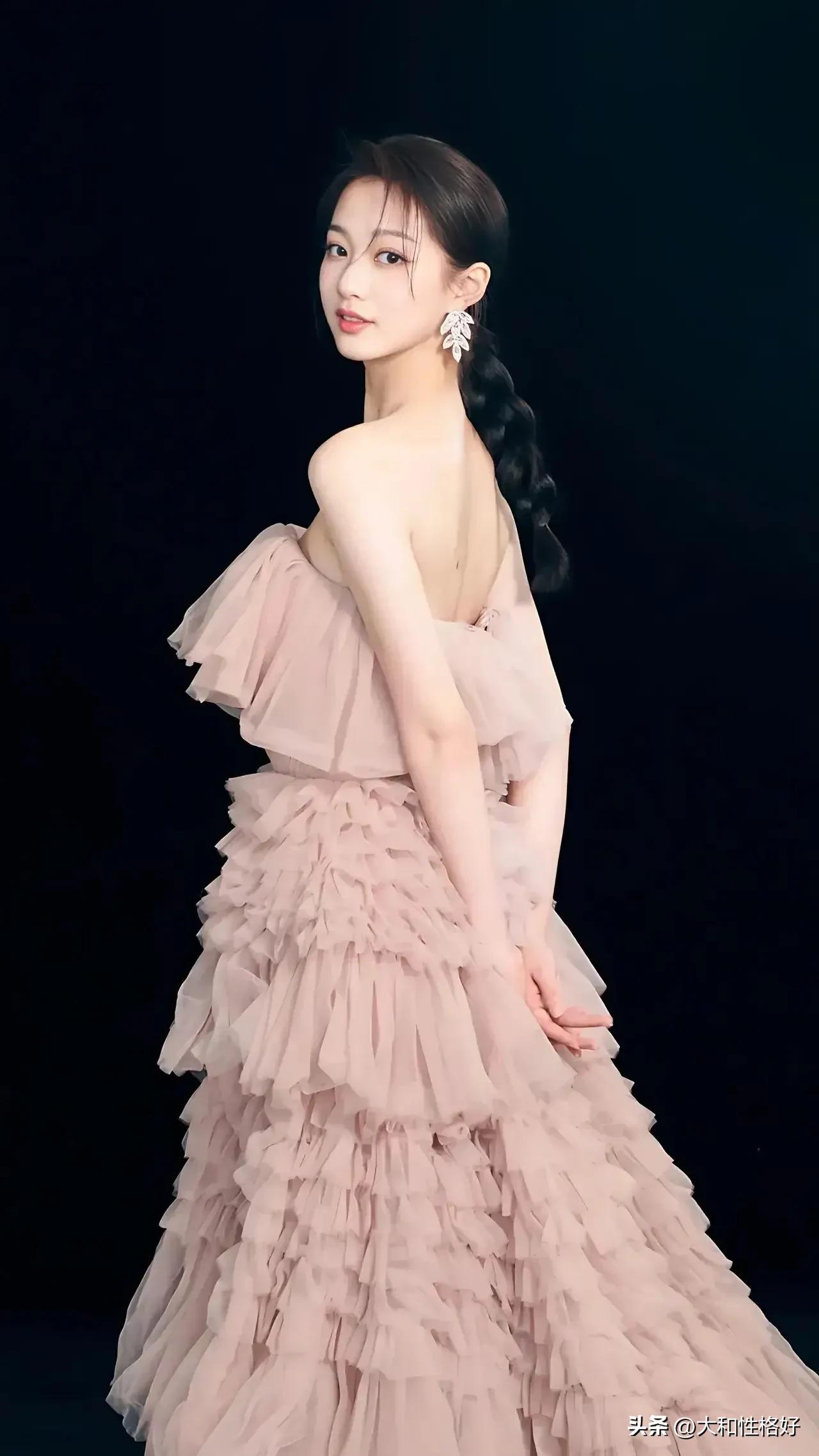 Feng Lin, the beautiful and talented campus flower of Fudan University ...
