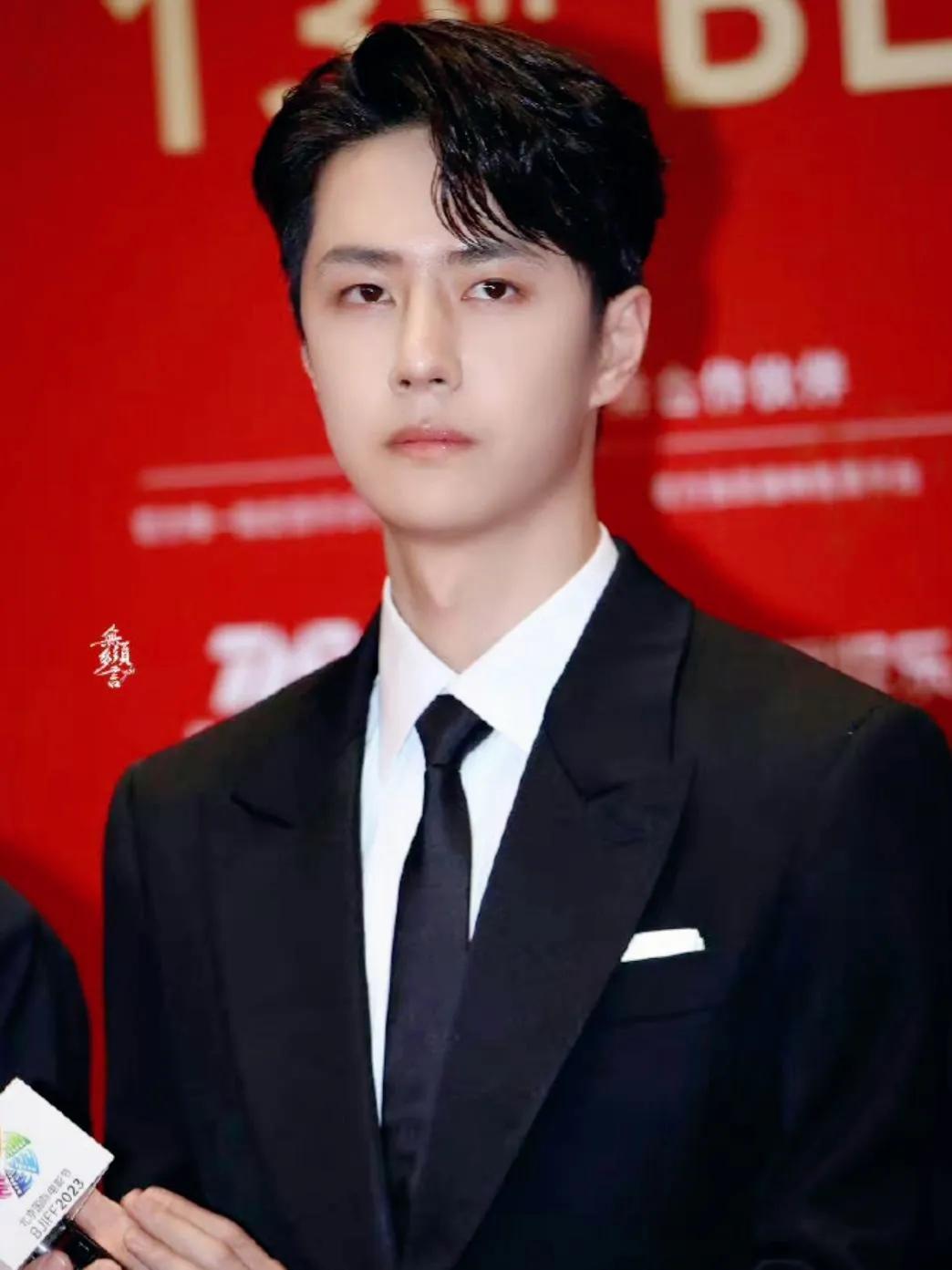 Wang Yibo and Li Qin take turns in "Road to Brightness". - iNEWS