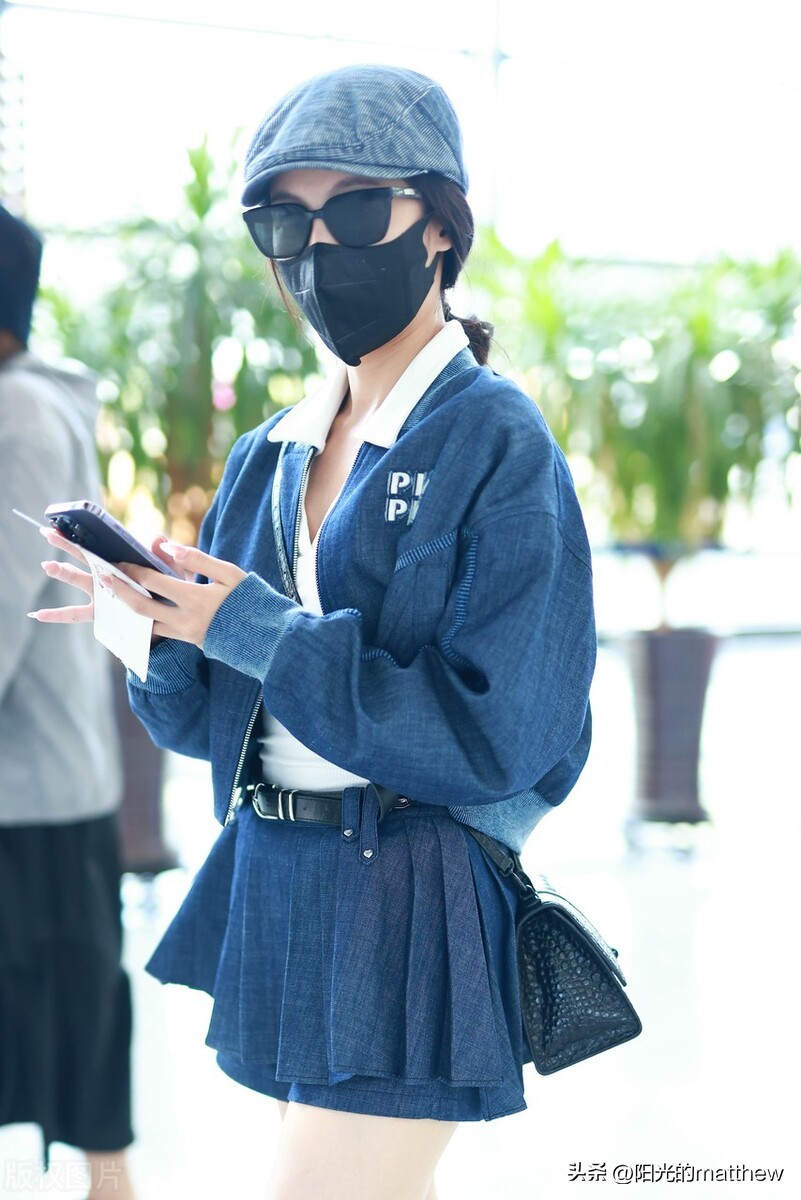 Sun Rui appeared at the Shanghai Airport, wearing a denim jacket with a ...