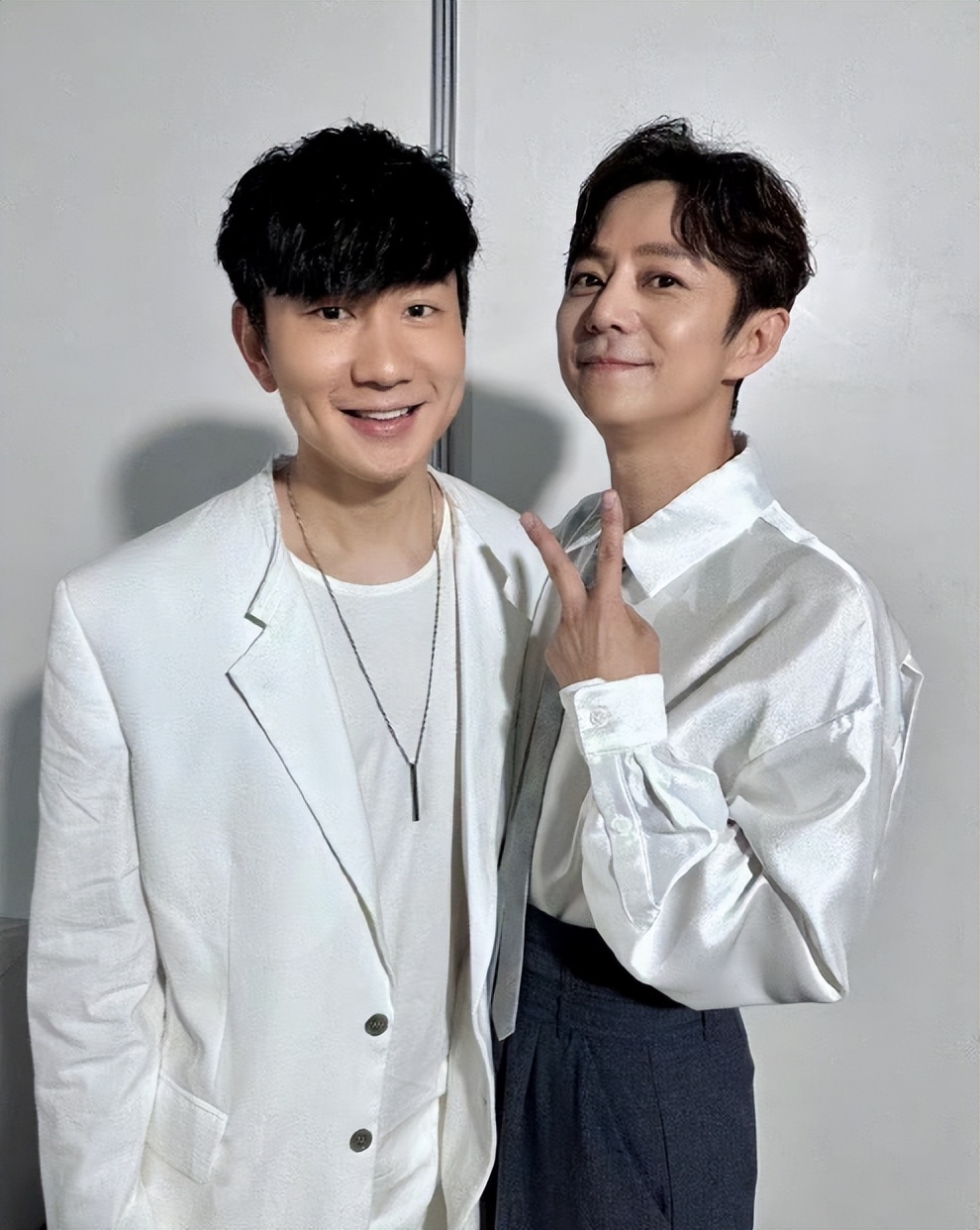 Lin Junjie posted a photo with He Jiong. Netizens: They are all immortal gods - iMedia