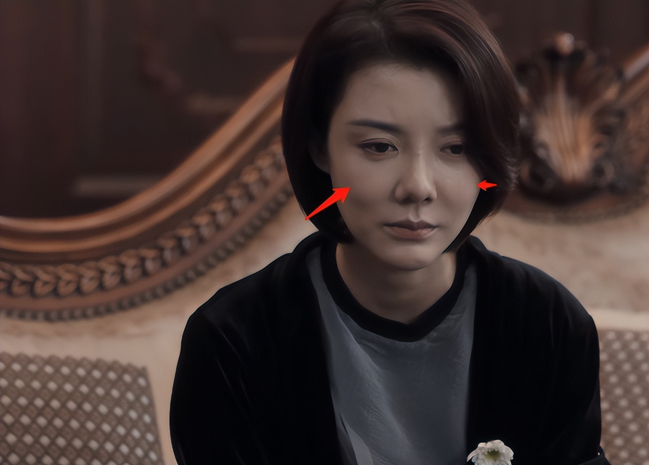 With a swollen face and a stiff expression, the actress under CCTV's ...