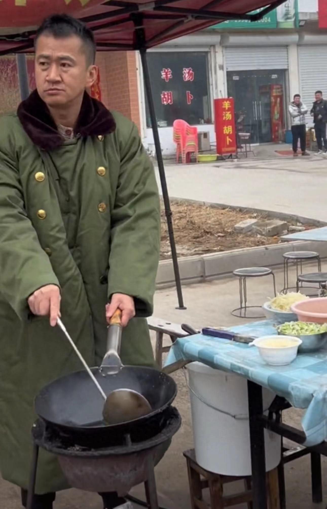 Star vendor! Dramatic actor Li Jiaming's Hundred Yuan Army Coat Fried ...