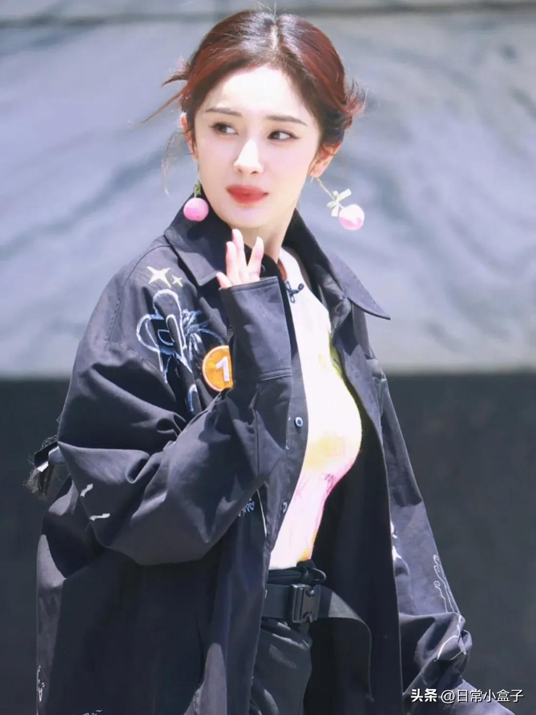 Yang Mi's clothes are engraved with Xiao Nuomi's name, it seems that ...