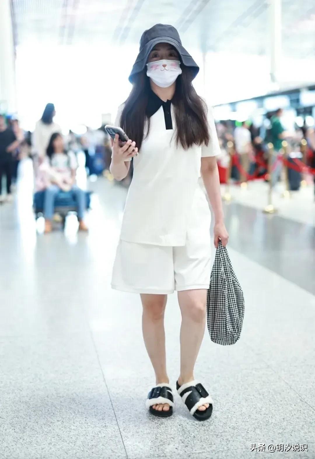 Zhang Hanyun appeared at Beijing Airport, wearing a fresh and charming ...