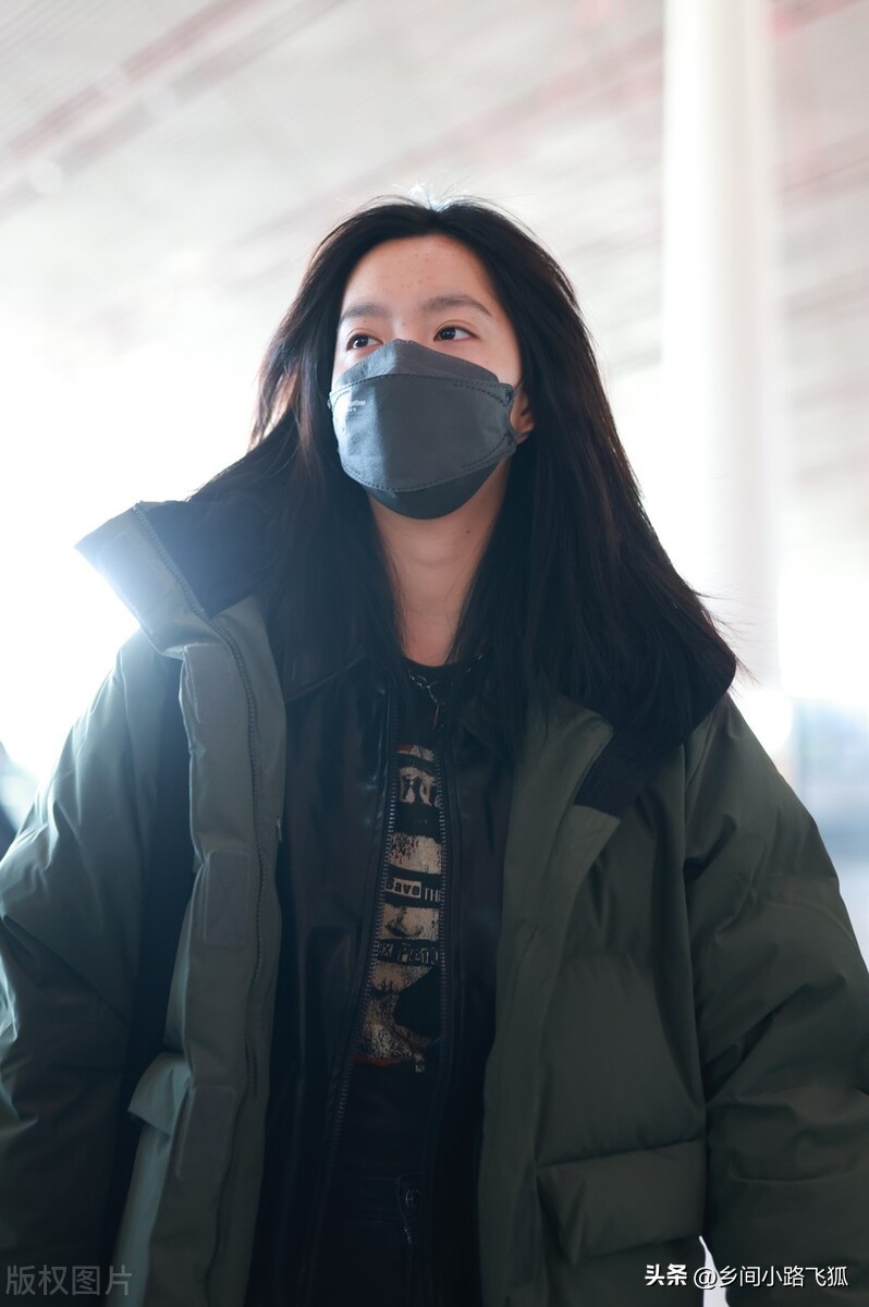 Zhuang Dafei departed from Beijing Airport, wearing a fashionable and ...