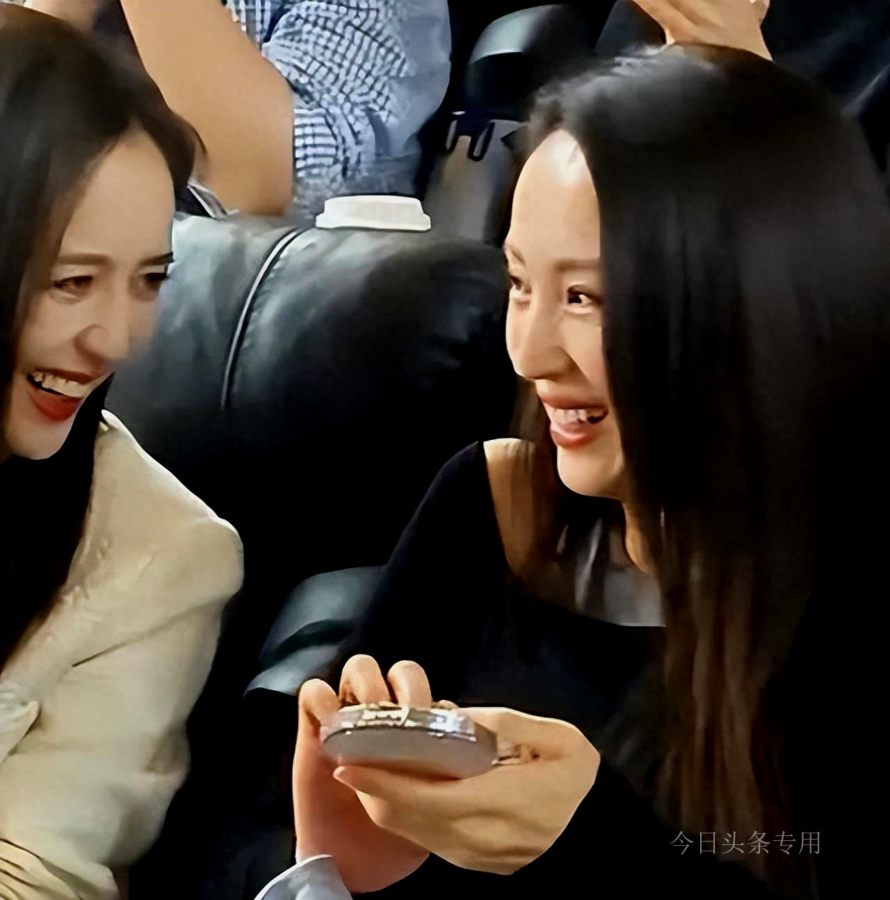 Dong Xuan and Tong Liya no longer "face each other" in the same frame, they keep touching up ...