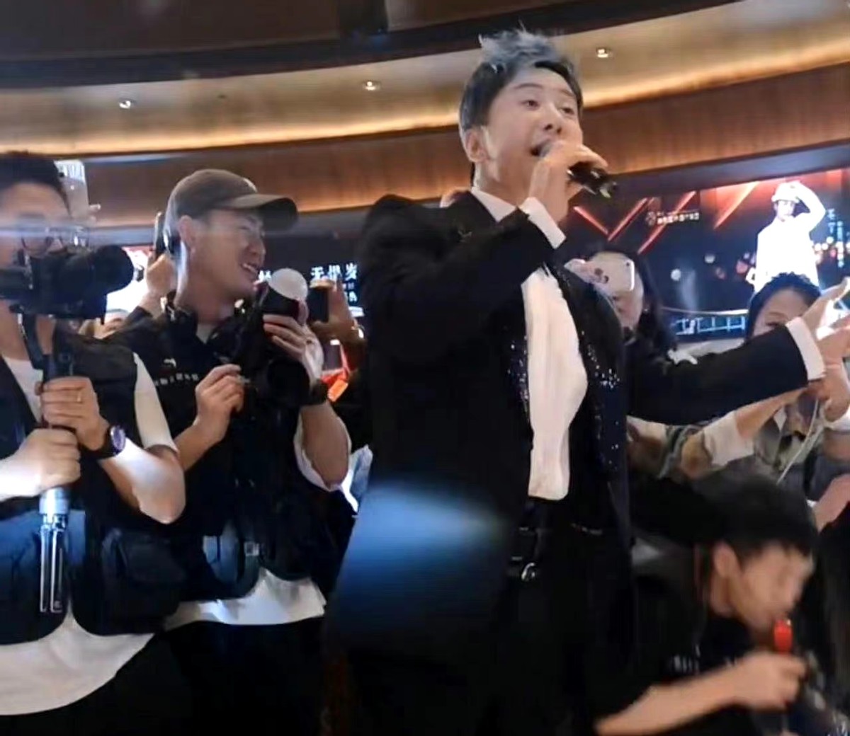 The 53-year-old Mao Ning worked very hard in commercial acting, singing ...