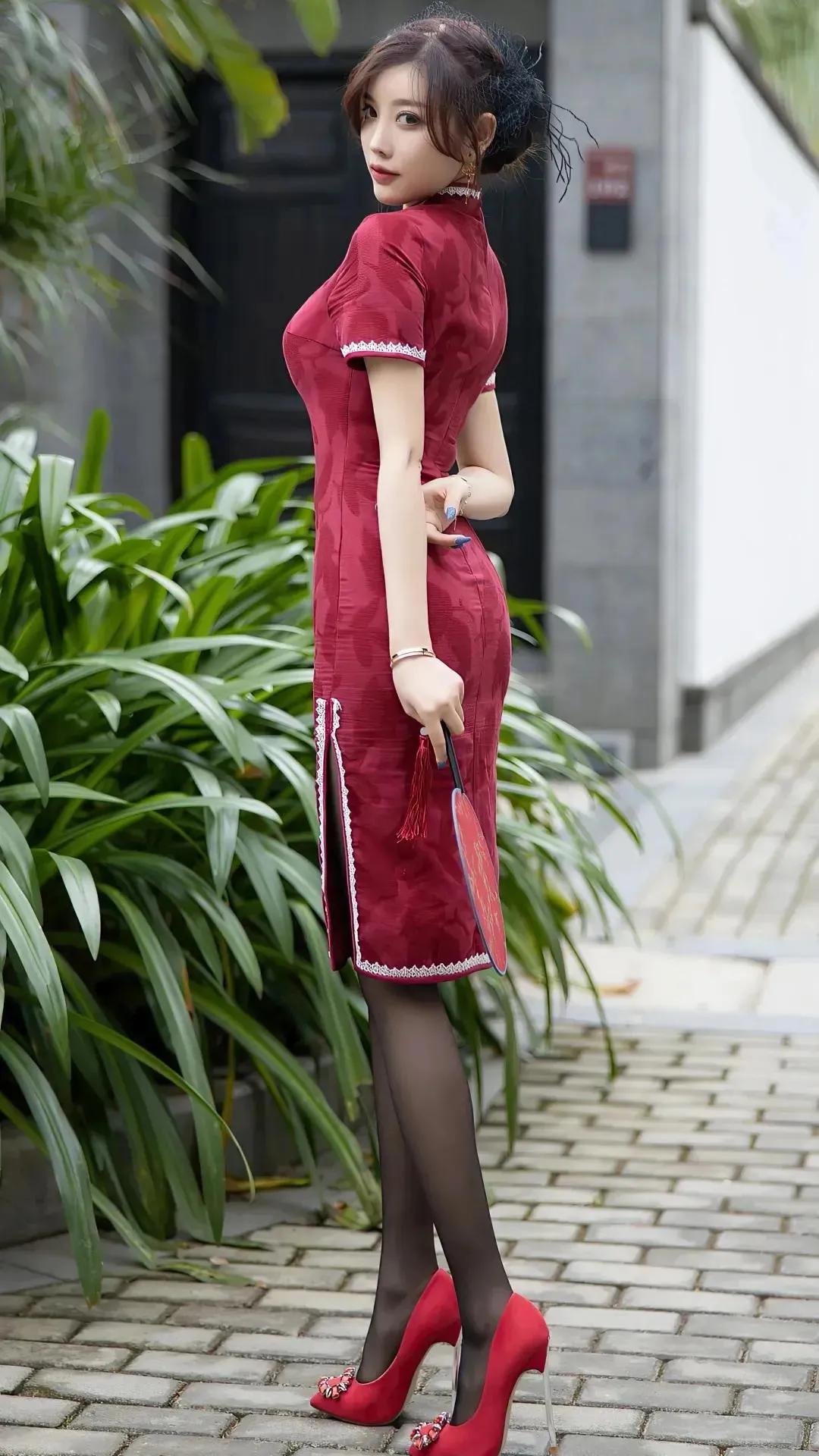 Yang Chenchen, red cheongsam with high heels, elegant and generous photo album - iMedia