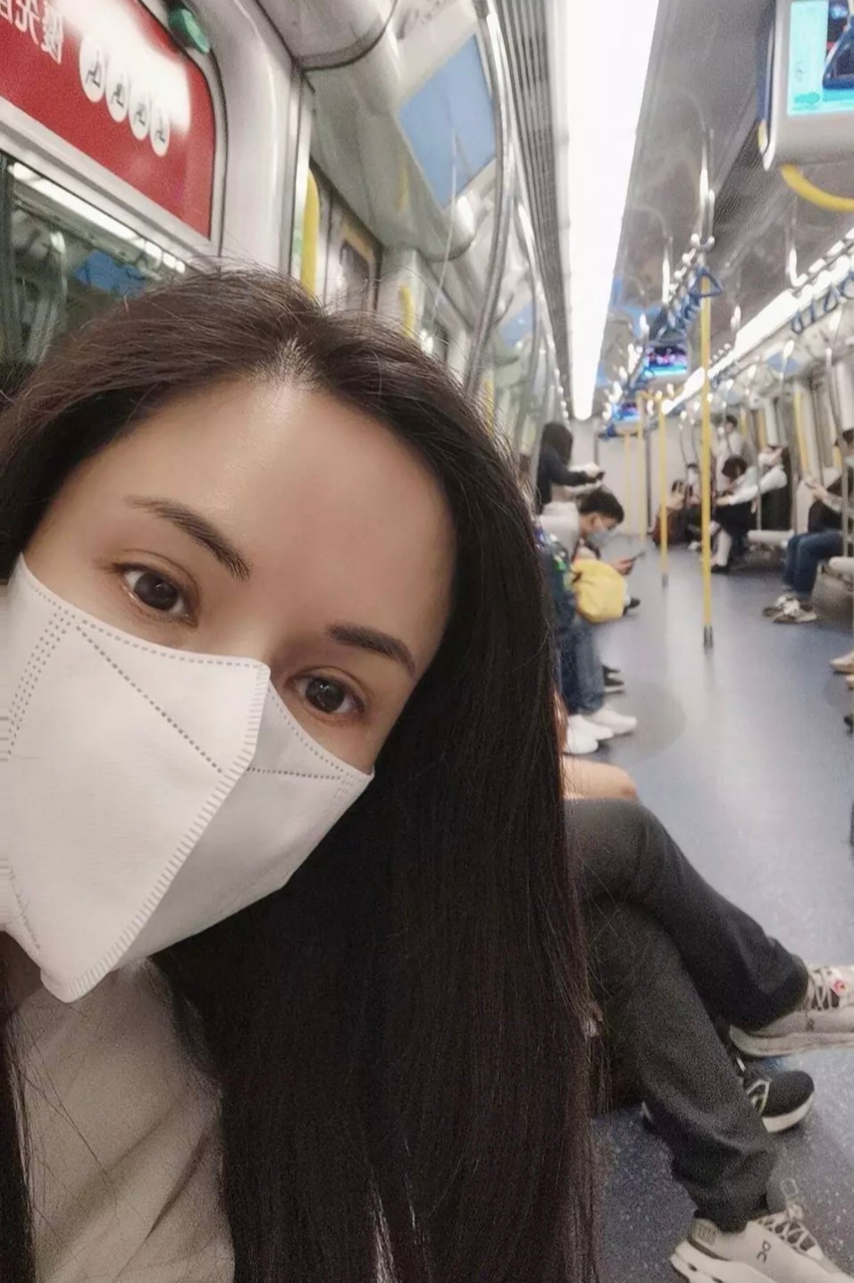 56-year-old Li Ruotong travels on the subway, posing wantonly along the ...