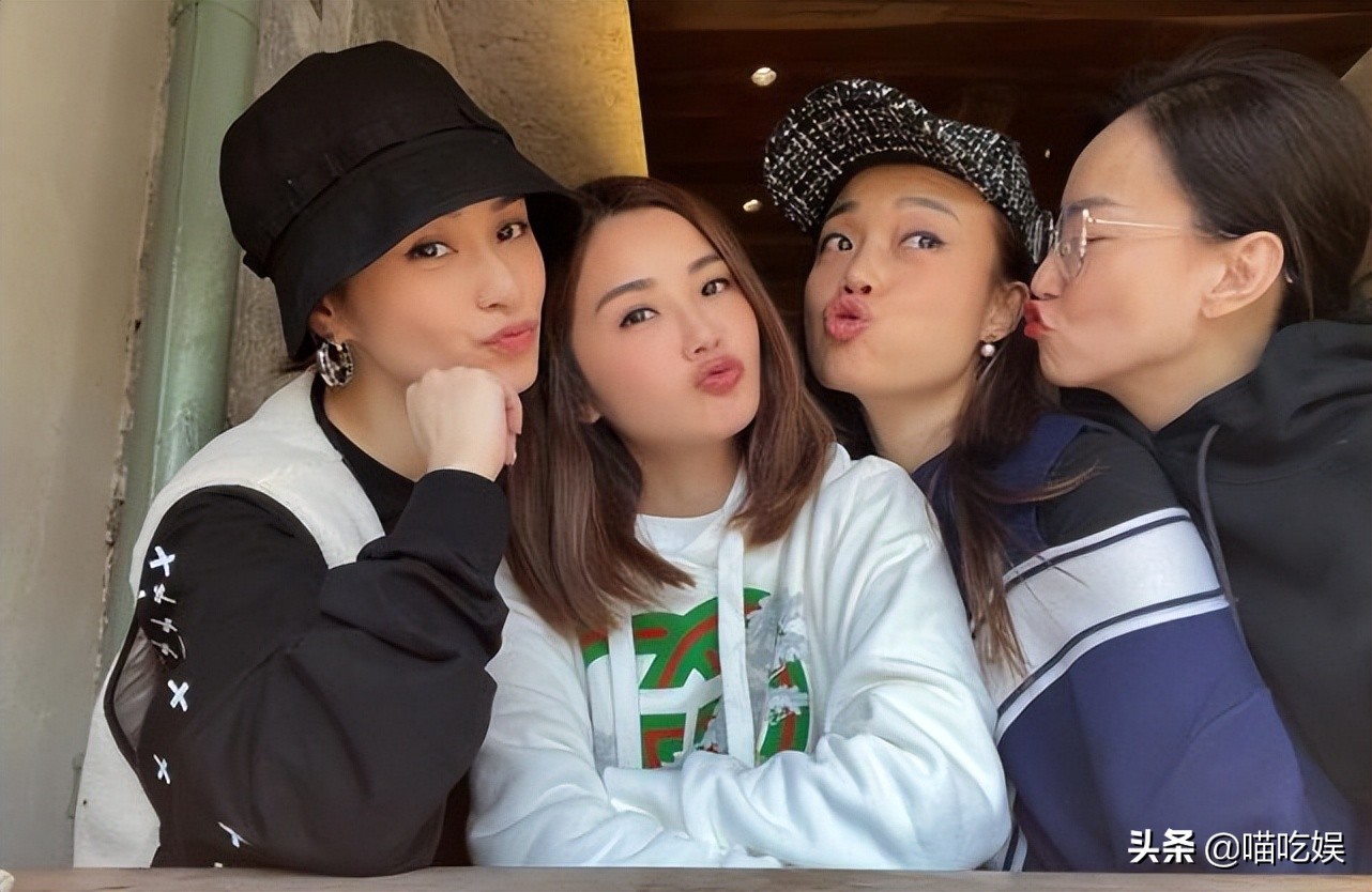 Gillian succeeded in losing weight, she took a selfie at a 45-degree ...