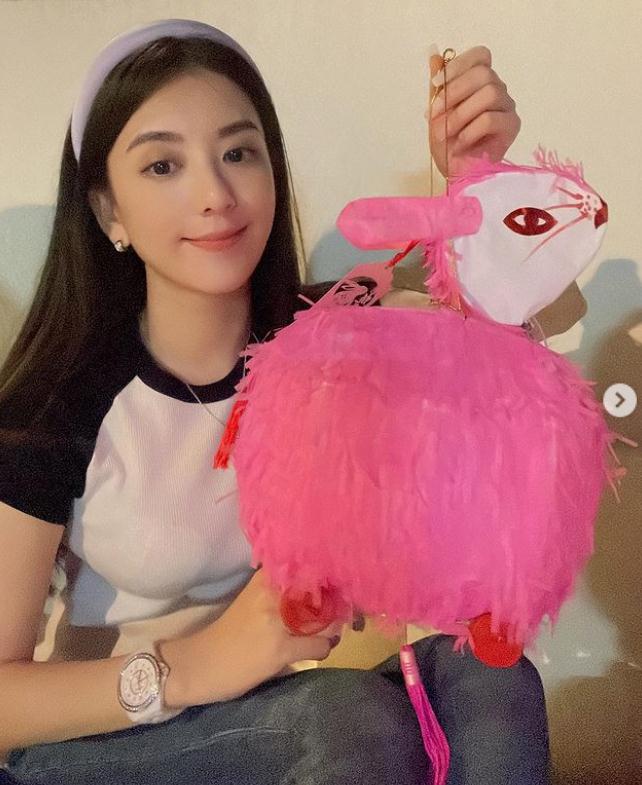 Fang Yuan basks in Mid-Autumn Festival gifts, Aaron Kwok and the ...