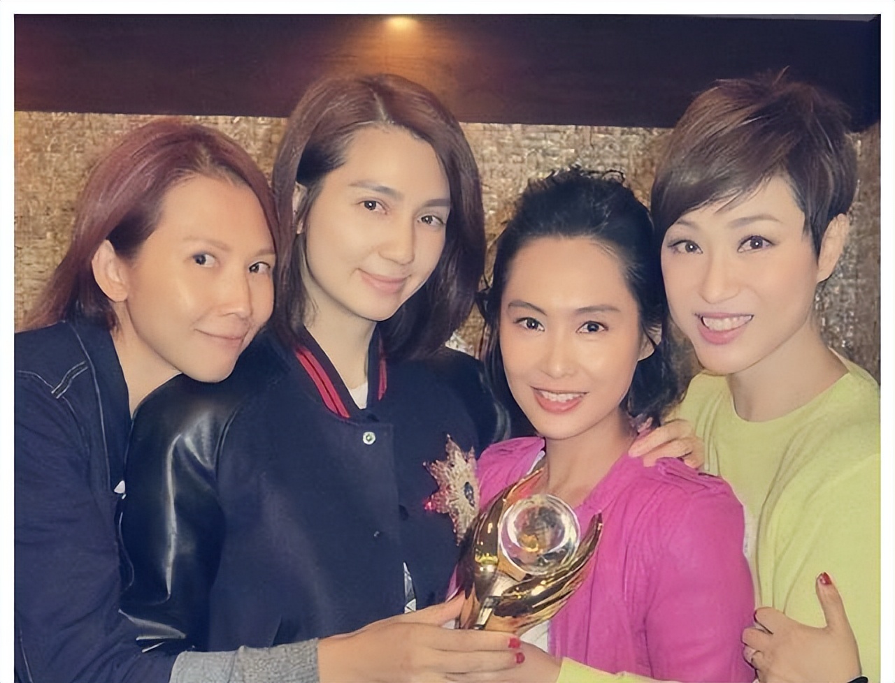 Intimate photo of Hung Xin and Hong Kong friends Liming, Cai Shaofen ...