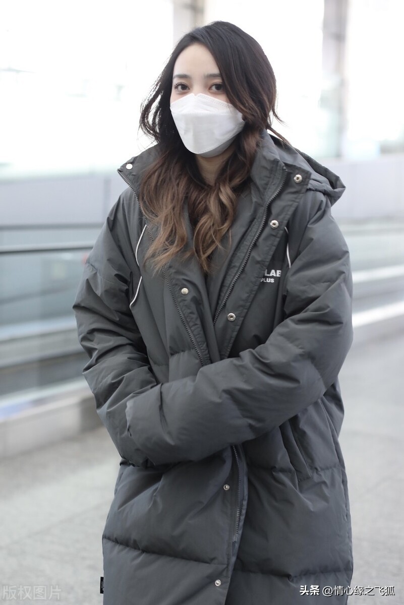 Su Bingqi appeared at Beijing Airport, wearing a black down jacket to ...
