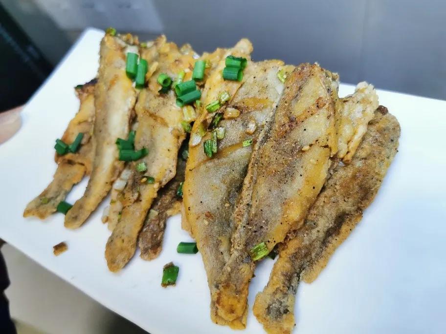 Delicious and delicate pan-fried small yellow croaker, a proper ...