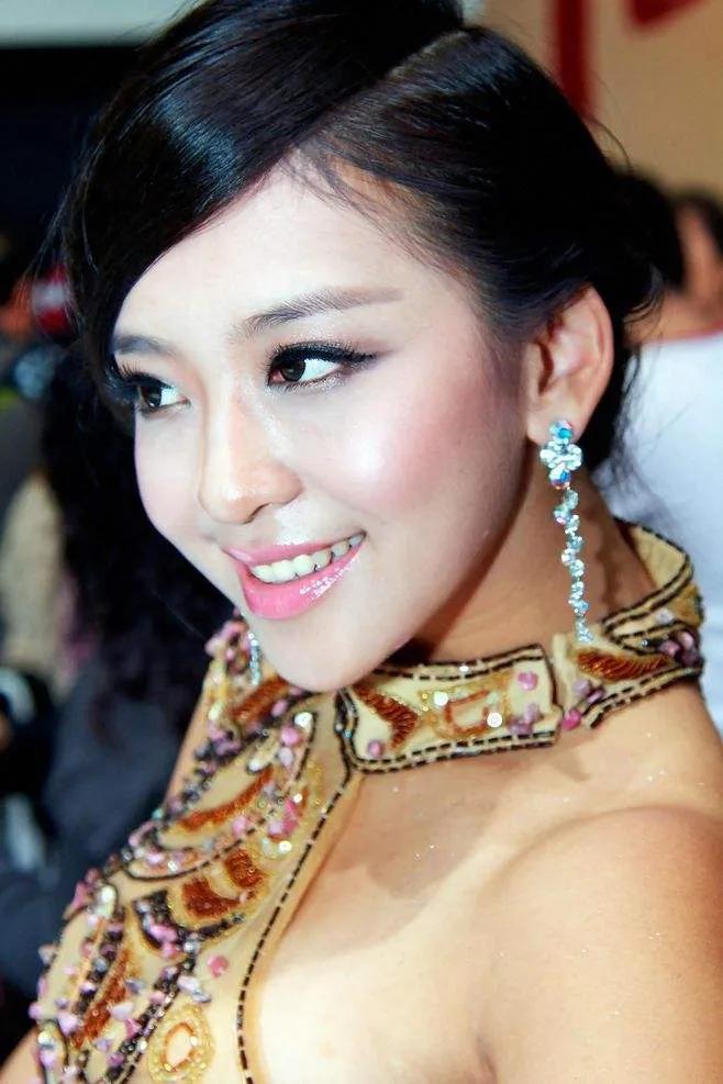 Mainland sexy car model: Cao Yang - iNEWS